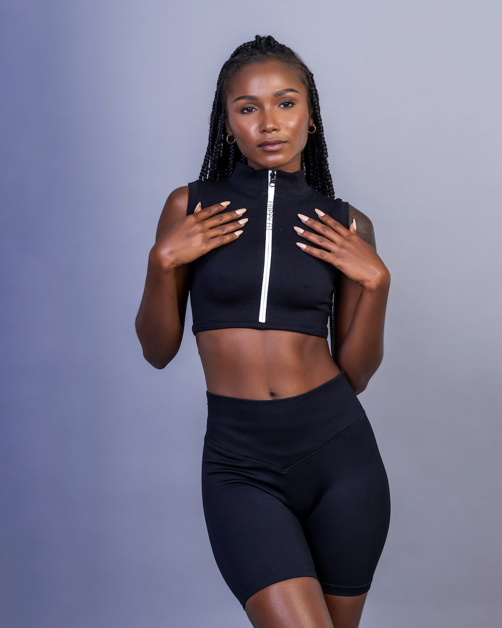 #54 Top Isabella negro zipper blanco